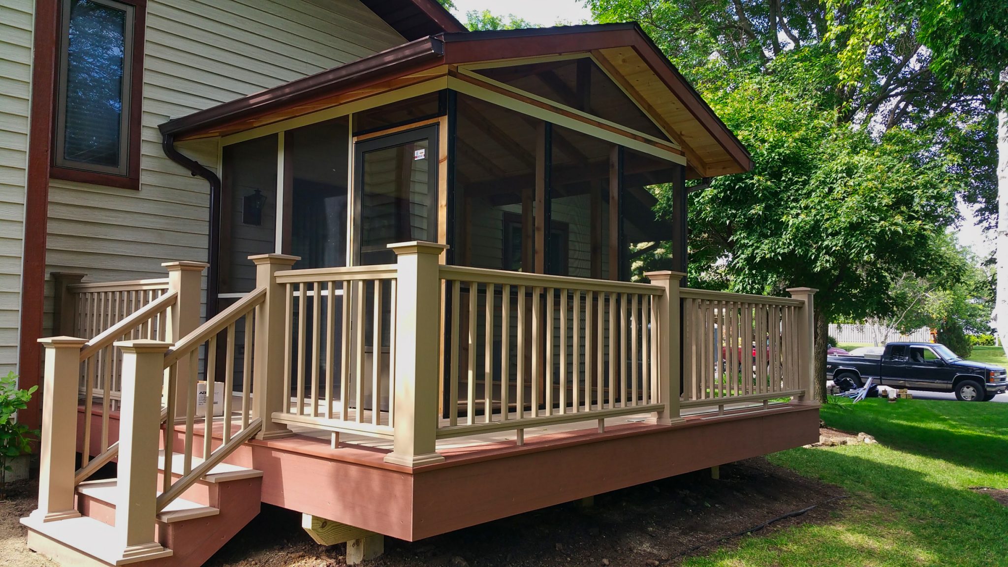 Custom Screen Rooms Madison | Decksperts Madison, WI